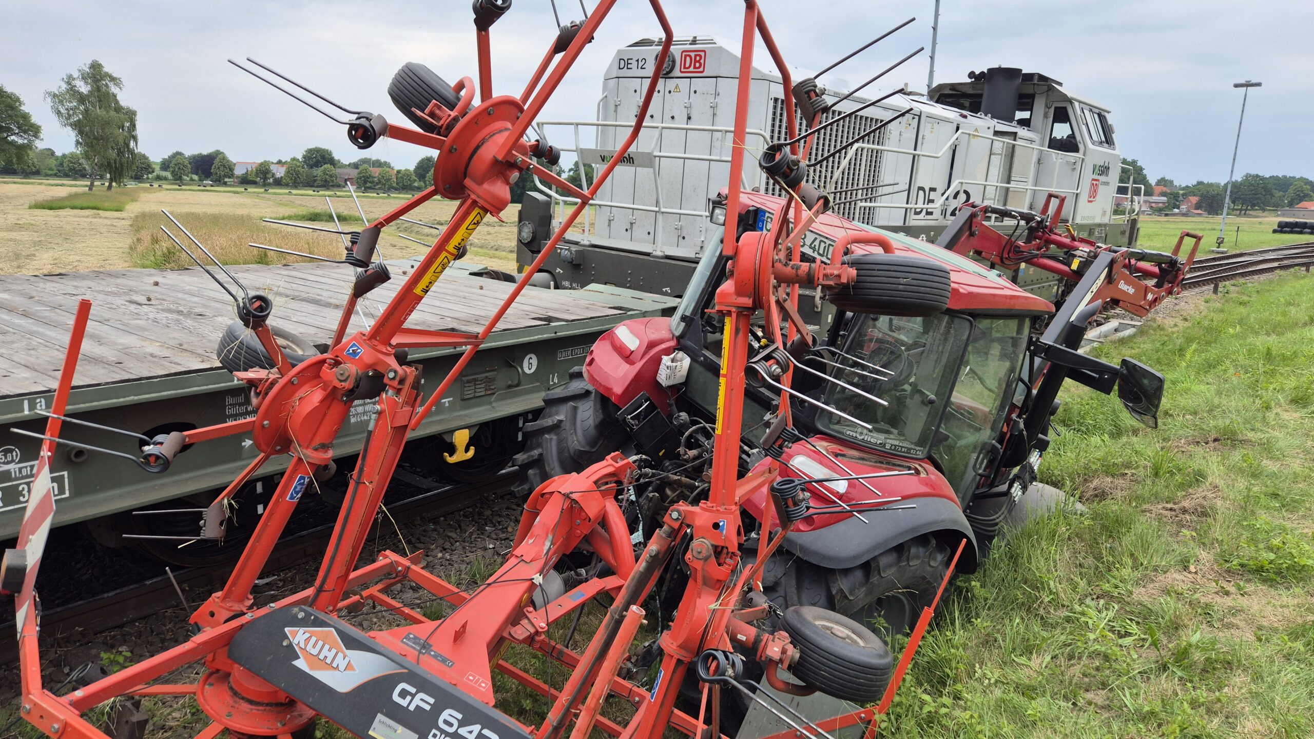 Trecker und Güterzug kollidieren: Frau bei Unfall an Bahnübergang in Beckedorf schwer verletzt ...