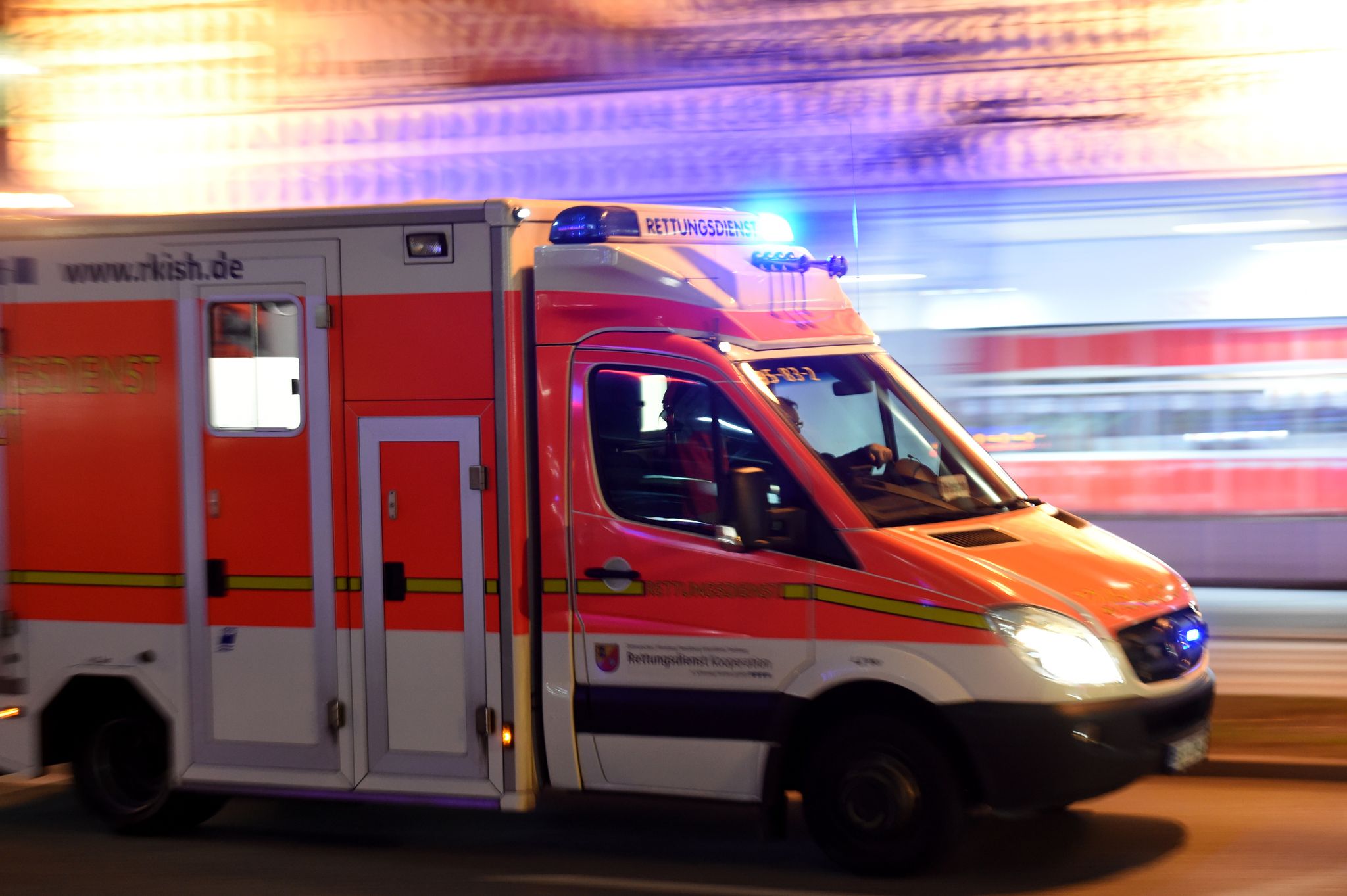 VIDEO | Zwei Tote bei schwerem Unfall mit zwei Lastwagen und Transporter in Kiel - SAT.1 REGIONAL