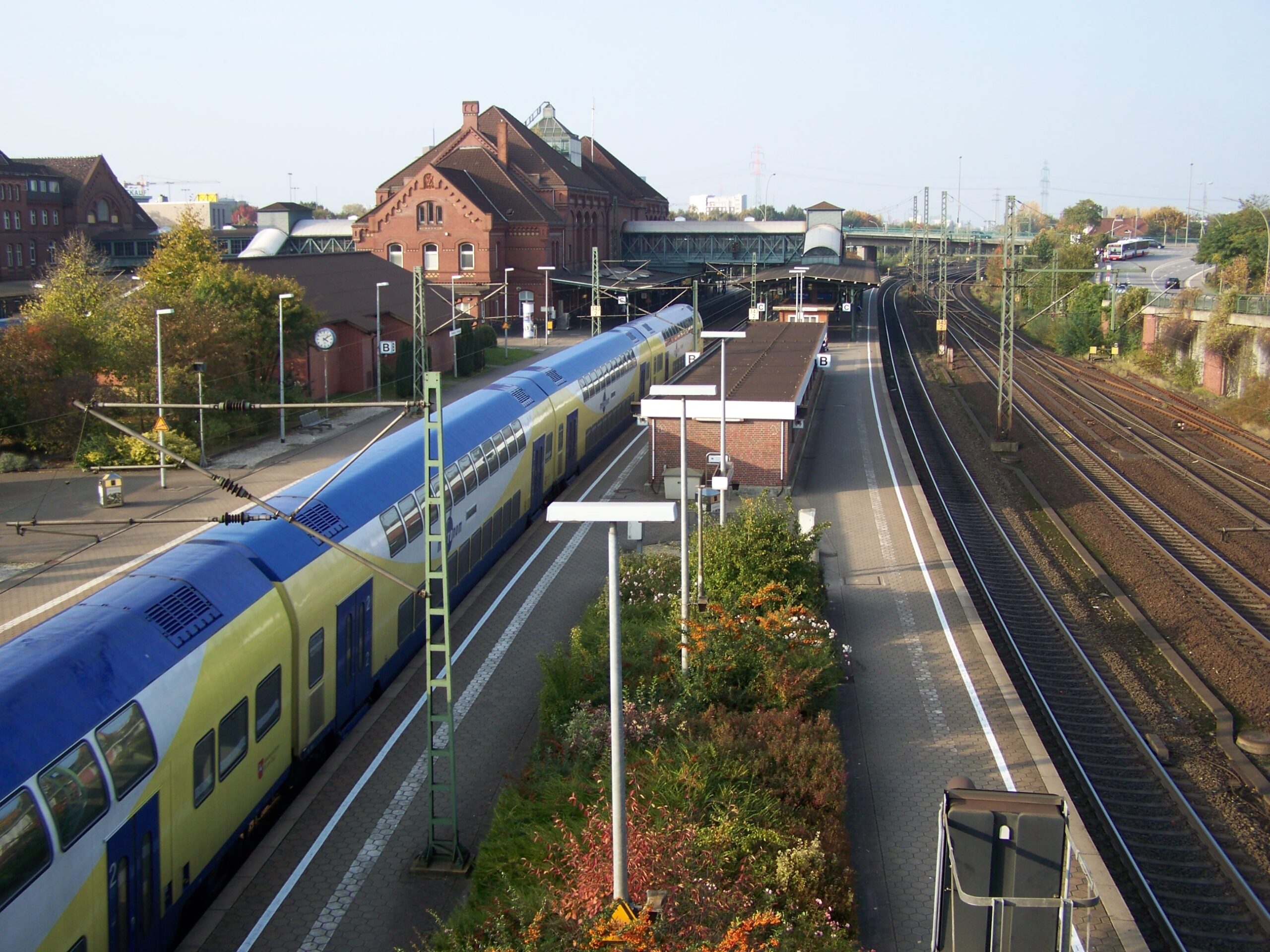 Harburg: 27-Jähriger sucht trotz Warnung Handy im Gleisbett ...